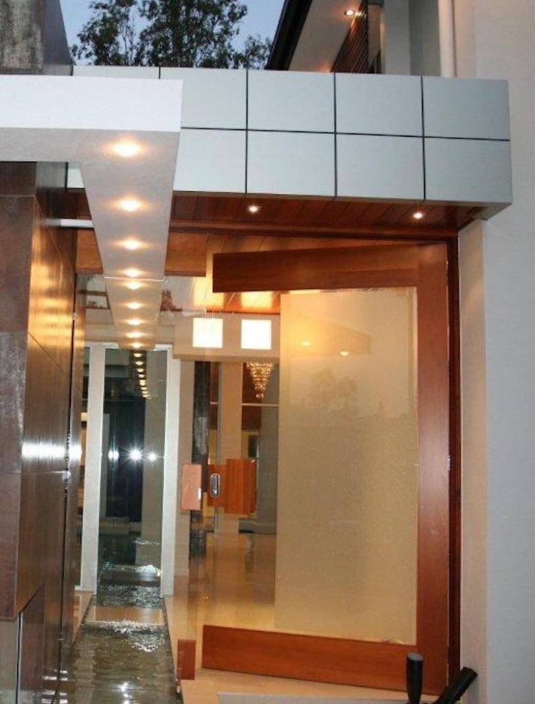 Hinged doors from Eden Made are used for striking front entrances